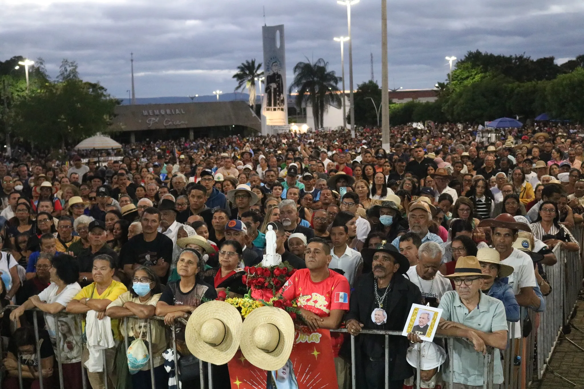 Cerca de 300 mil fiéis vão à romaria pelos 91 anos da morte de padre ...