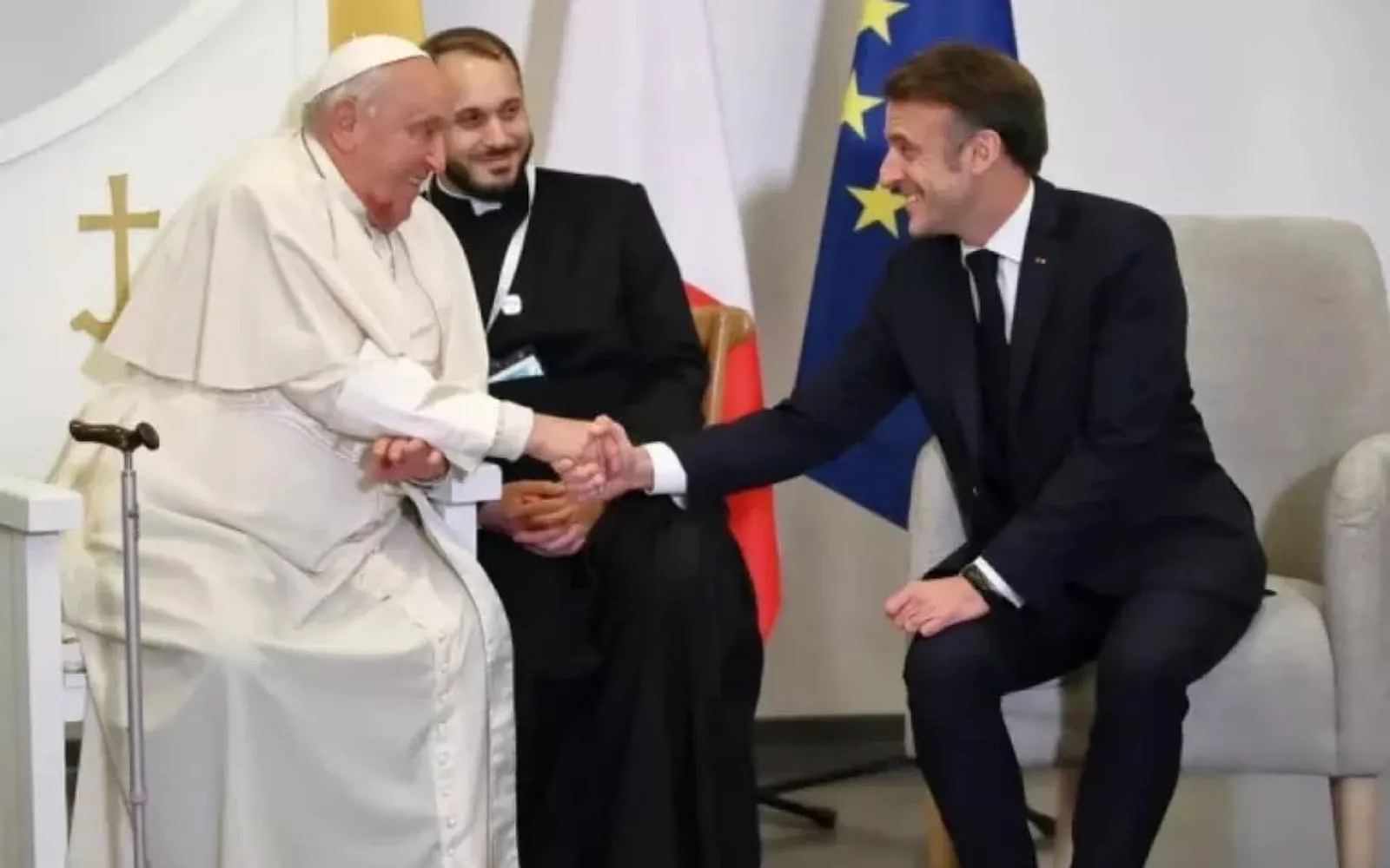 Papa divulga oração para ter senso de humor em encontro com Emmanuel Macron