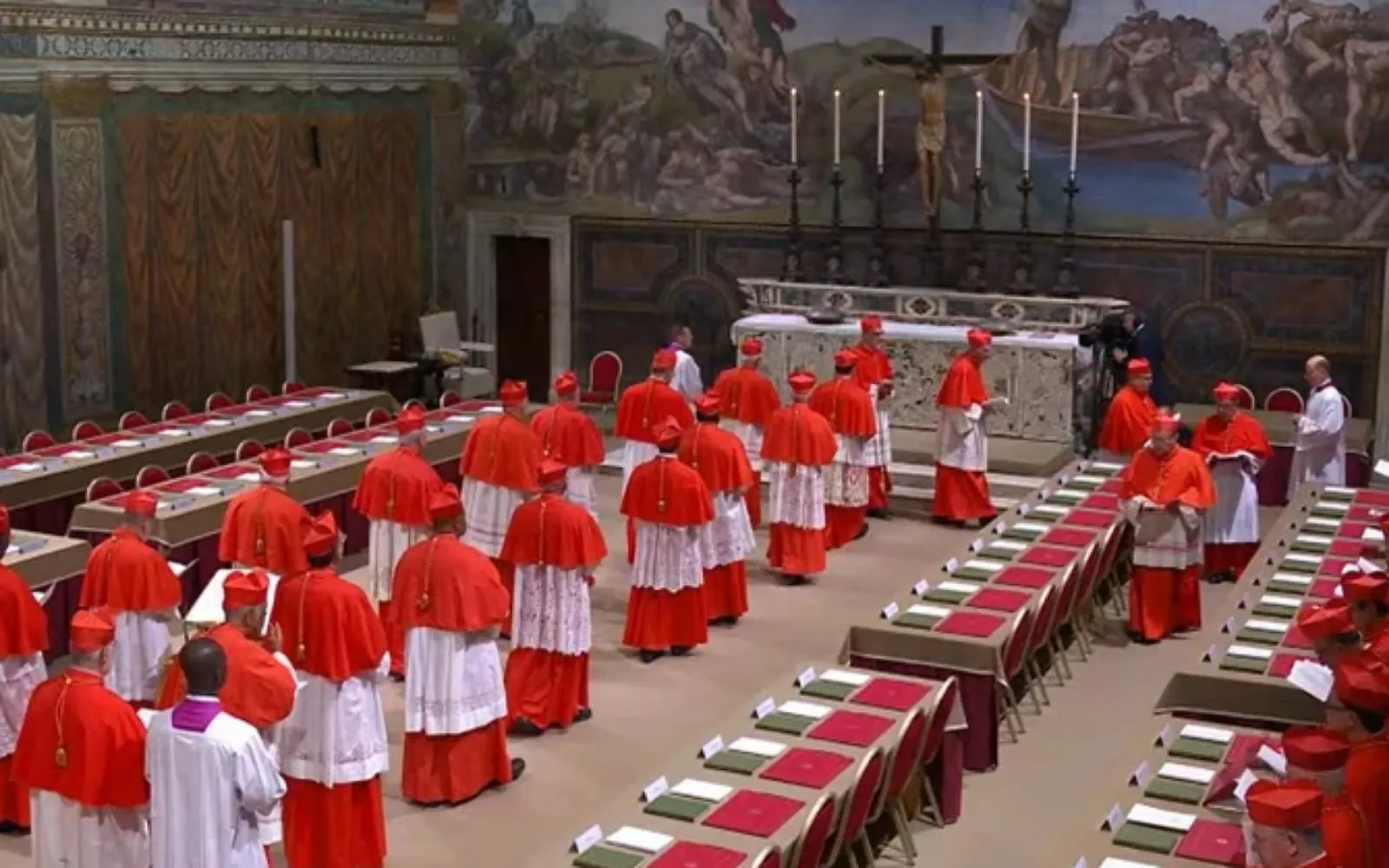 Extra omnes: Cardeais reunidos em conclave começam eleição do novo papa
